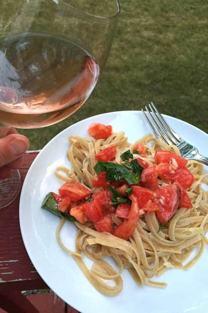 Fresh Tomato Salsa Pasta with an Italian Rosato - Cooking Chat